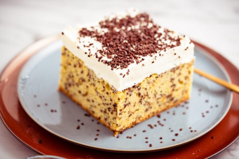 Quick and Delicious Stracciatella Sheet Cake - Maria's Kitchen