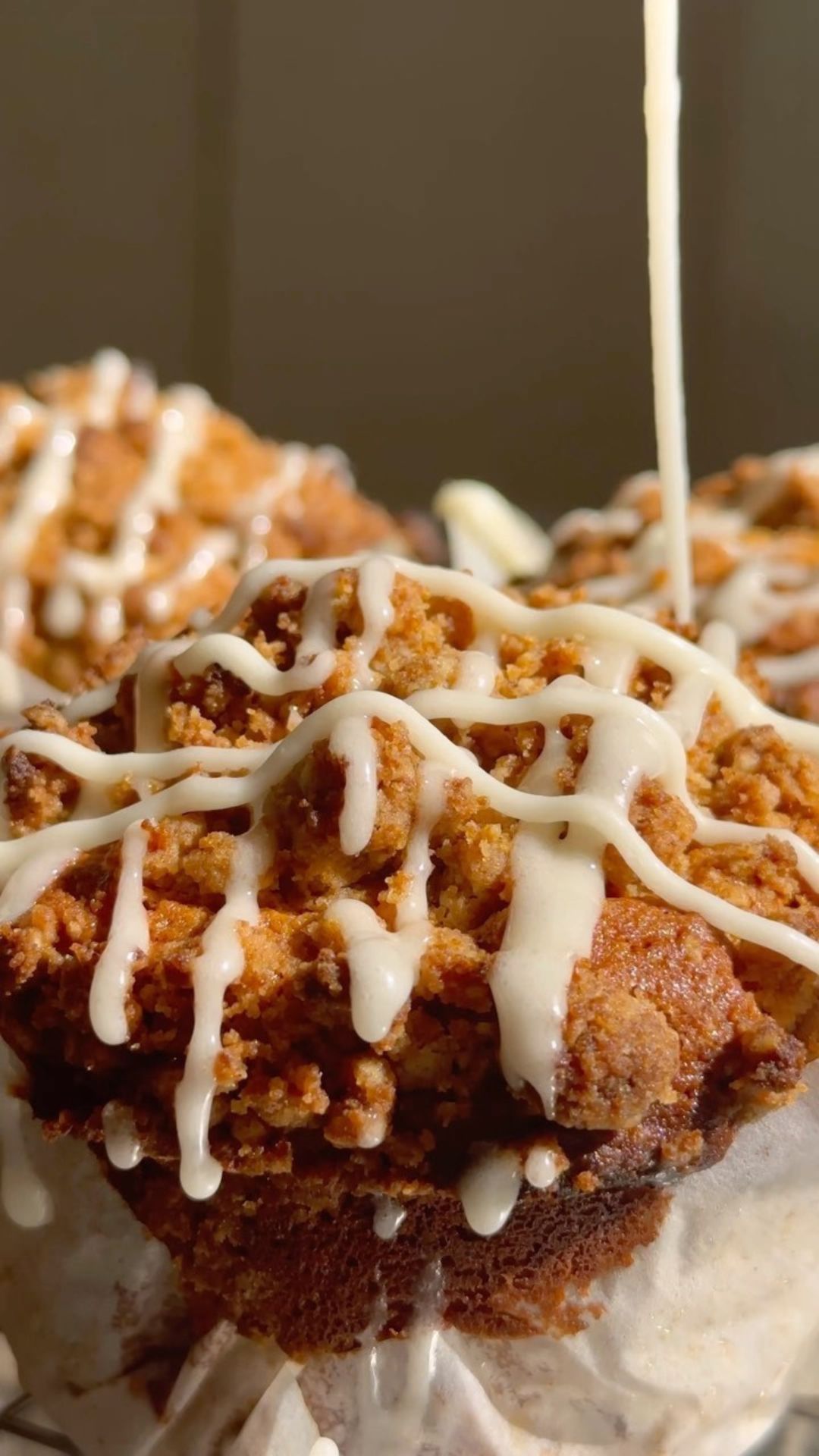 Apple Cinnamon Crumble Muffins - Maria's Kitchen
